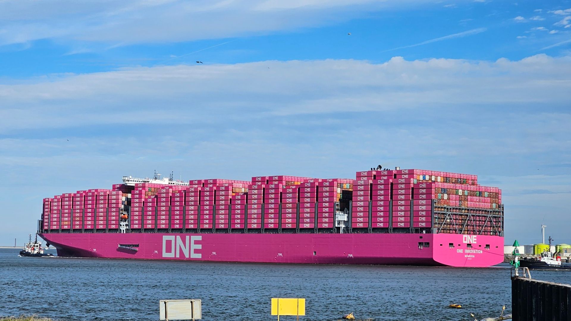 Величезний контейнеровоз ONE Innovation зайшов у порт Роттердама [відео ...