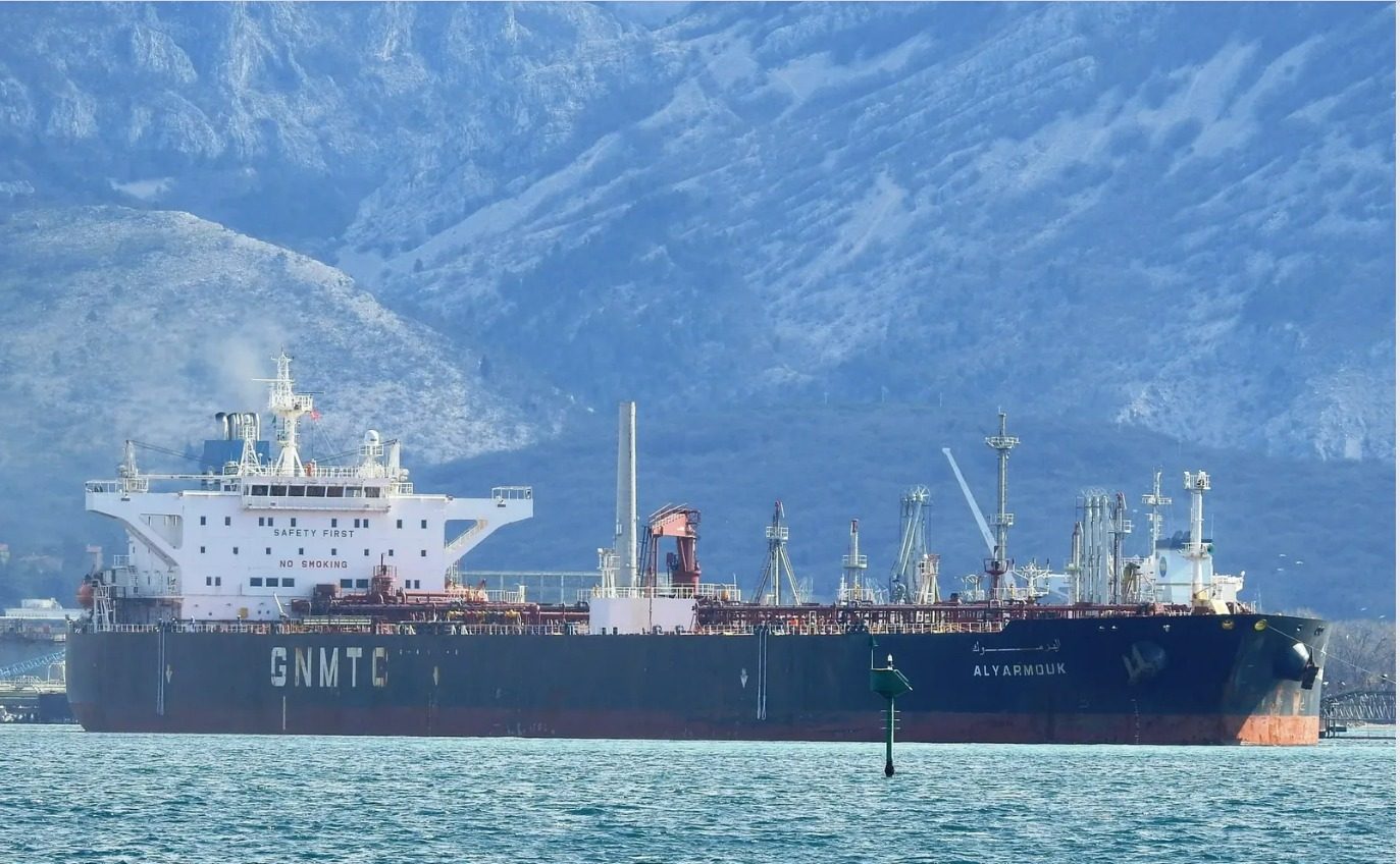 Попри ембарго: танкер з російською нафтою зайшов до порту Італії ...