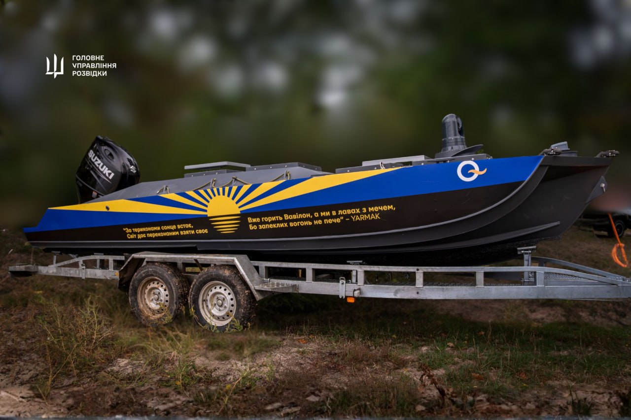 Спецпризначенці ГУР отримали морський дрон Magura W6P із прапором ...